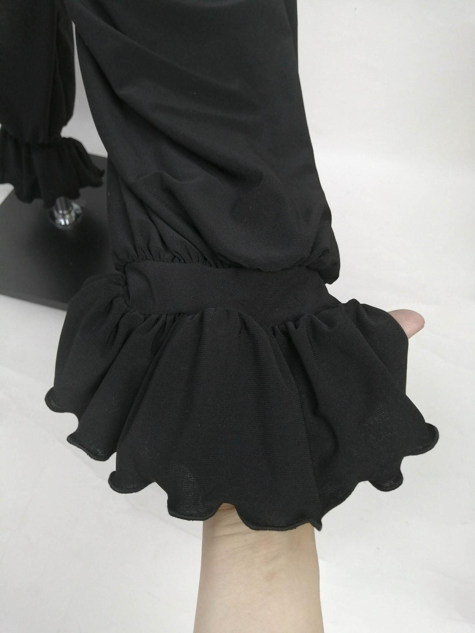 TK-CBF7「Evoly Design」制作の最高にスタイルよく見えて着心地最高の裾絞りタイプの黒パンツ（9号、ほかのサイズ受注生産OK ...